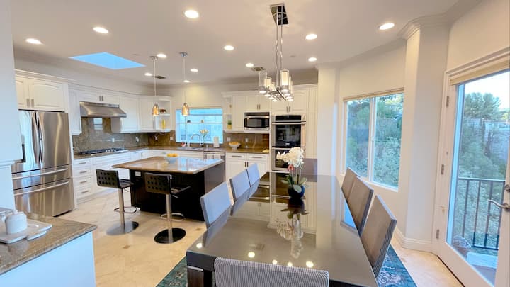 Luxury Modern W/ Great La Views - Calabasas, CA