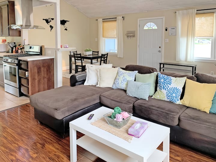 Charming 2 Bd/2b W/bonus Room And Spacious Yard - Sacramento