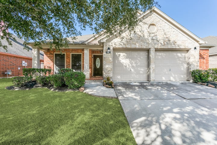 "Pearland Paradise: 12 Miles To Nrg Stadium! - Pearland, TX