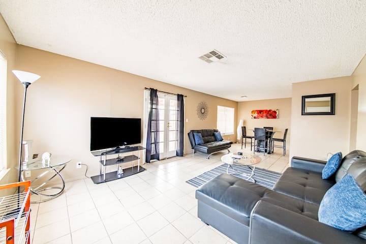 2 Bed House Near Strip And Palms Hotel, Sleeps 8 - Las Vegas, NV