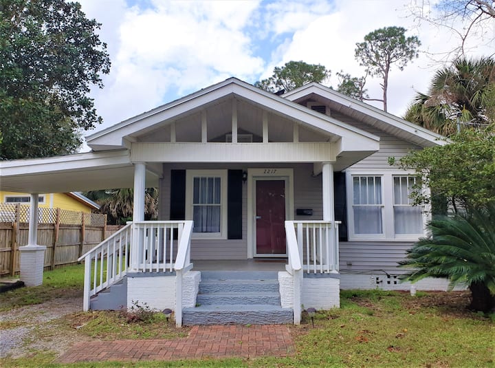 Adorable East Hill Florida Cottage Full Of Charm - Pensacola, FL