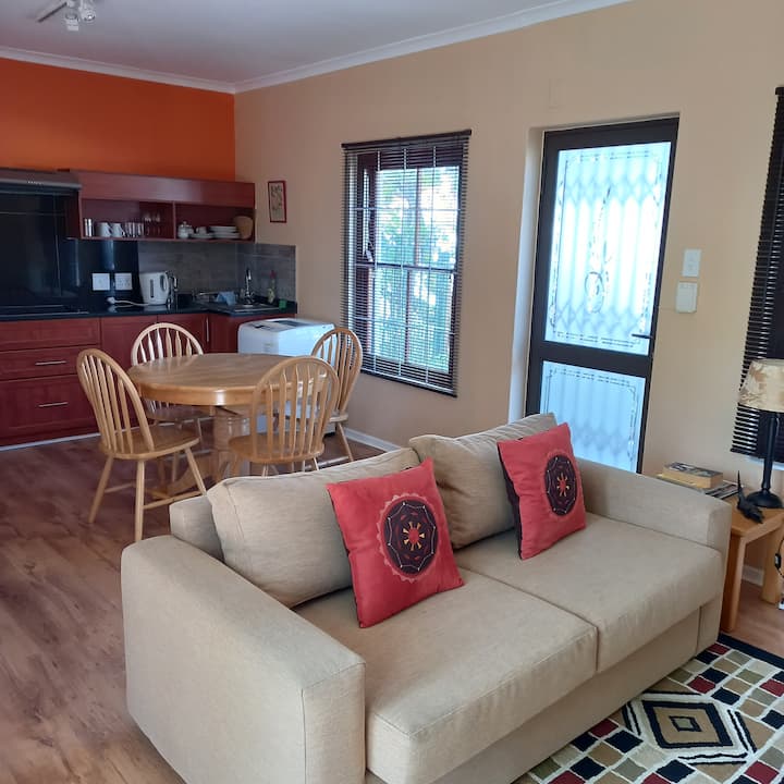 Sandown Sojourn Cozy Garden Cottage - Goodwood