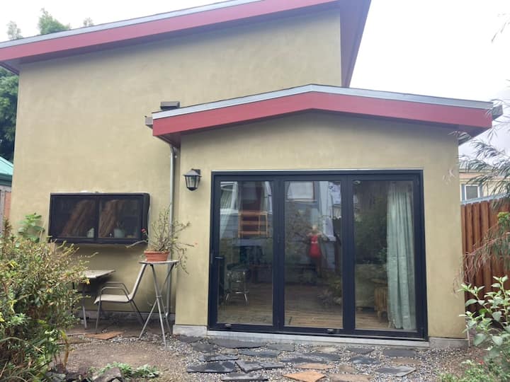 Quiet & Private Garden Tiny Home - Oakland, CA
