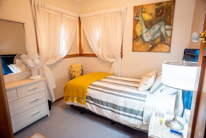 Art Deco House: The Gold Room-king Single Bed. - Clive