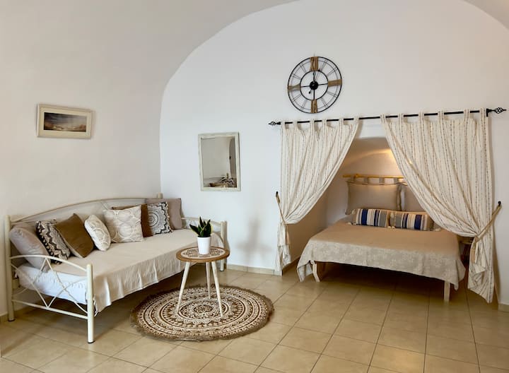 Cosy Cave House - Santorini