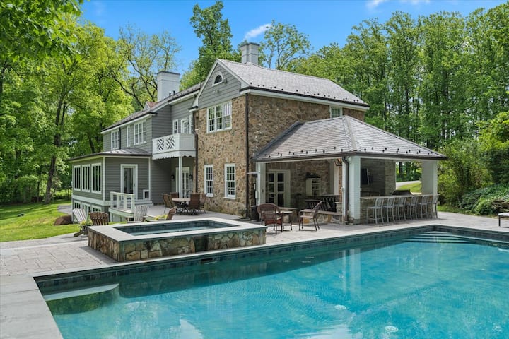 Large Estate In Town W/ Water View, Pool, Hot Tub - Charlottesville, VA
