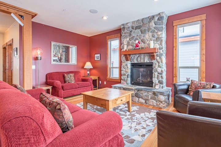 Executive Home, Bbq, Laundry, Summer Hot Tub Open, Close To Village - Armstrong