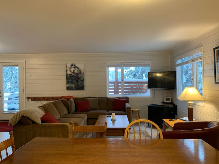 Cozy Slopeside Suite W/hot Tub - Armstrong