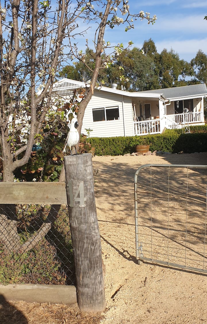 Cathy's Country Cottage - Darling Downs Zoo, Pilton