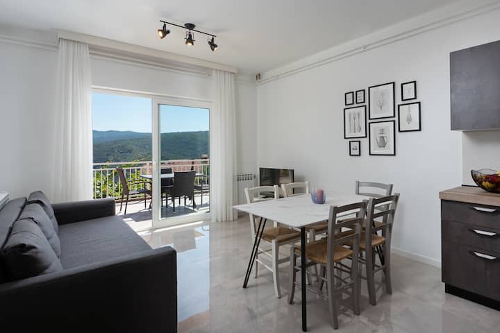 Apartment  Nice Sea View , 5 Persons,pets Welcome - Rabac