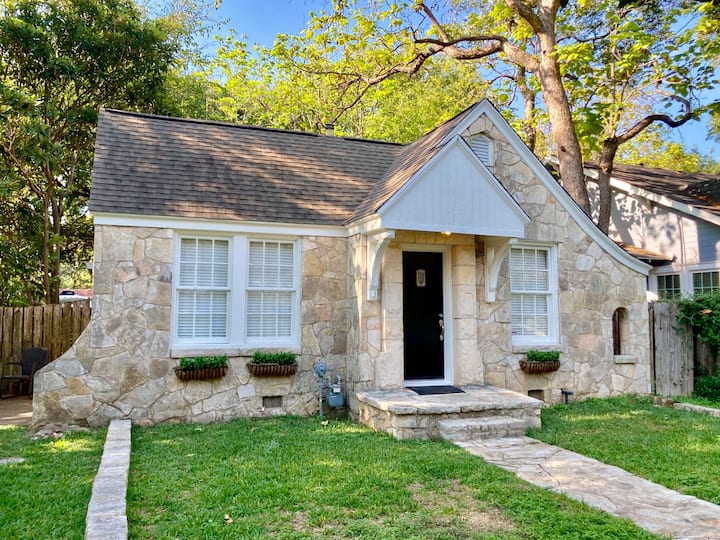 Charming Stone Cottage At Ut And Downtown - Austin, TX