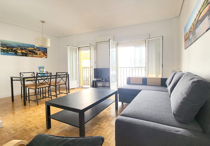 Walk To The Cathedral! 3 Bedrooms 2 Bathrooms - Sevilla