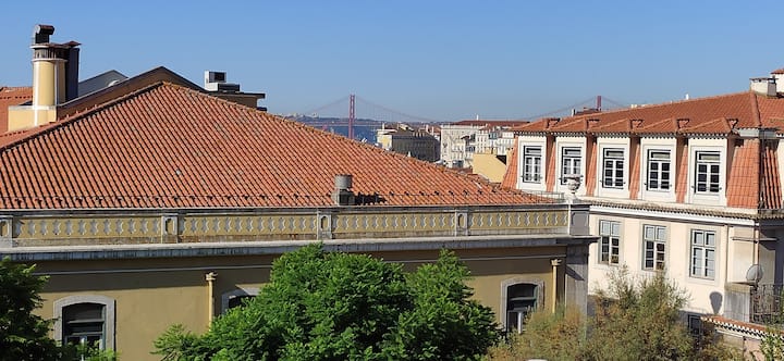 São Jorge Castelo - Quiet Terrace Facing South - Alfama