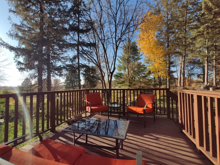 House With Huge Backyard, Deck And Fireplace - Iowa City, IA
