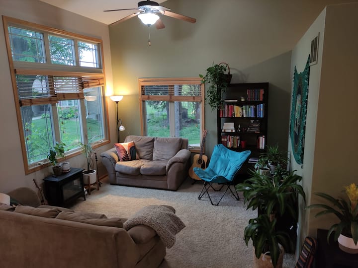 Huge Backyard, Deck And Fire Pit - Iowa City, IA