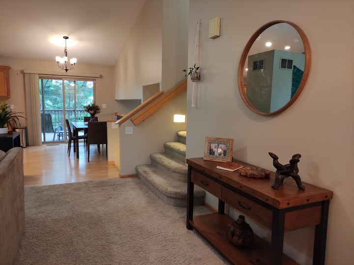 House With Huge Backyard, Deck And Fireplace - Iowa City, IA