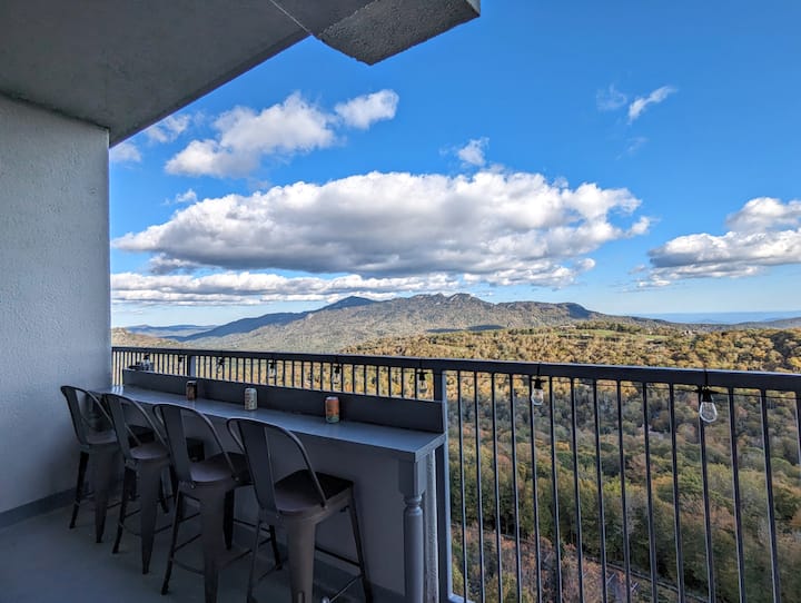 Sugarlife Getaway · Cozy Condo With Mountain Views - Sugar Mountain, NC