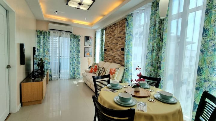 Modern Spacious 2br In Trendy Burgos Circle, Bgc - Taguig