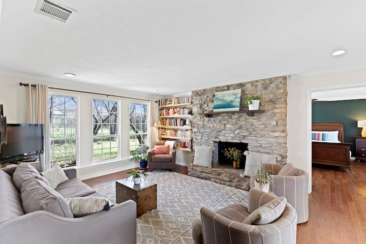 Light & Airy Central Austin Retreat! - Austin, TX