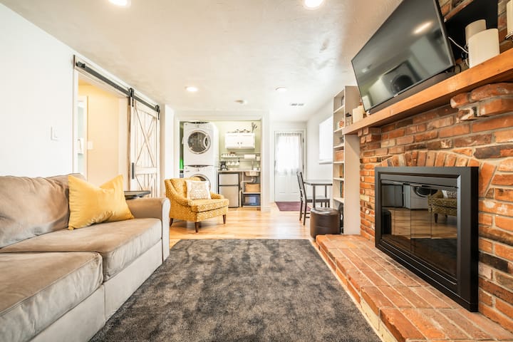 Clean Cozy Guest Suite WALK to Garden of the Gods! - Guest suites for ...