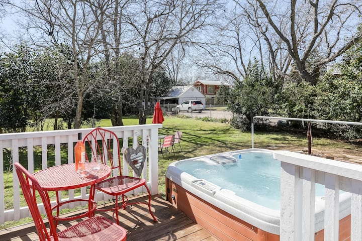 Barbi E Keith's Kottage | Vasca Idromassaggio - Fredericksburg, TX