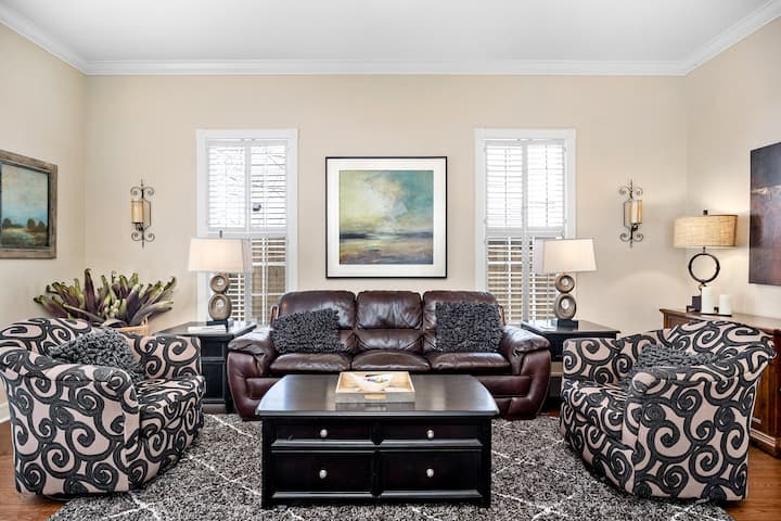 The Oaks On Main | Stunning Main St. Retreat - Fredericksburg, TX