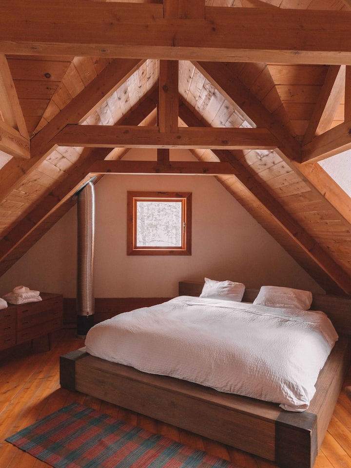 Off-grid Violet Cabin | Sauna | Near Larch Hills - Enderby