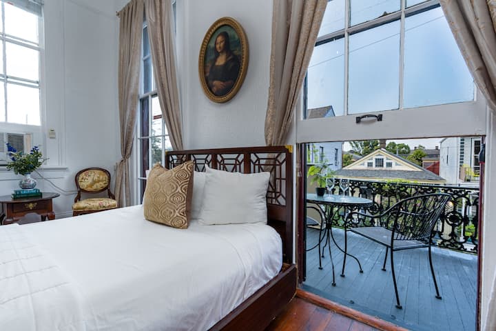 Charming 2bd | Balcony & Steps To Royal St. - New Orleans, LA