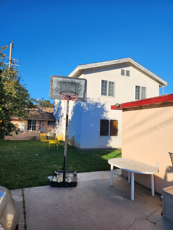 Lovely Home Near Lake Balboa. - San Fernando, CA