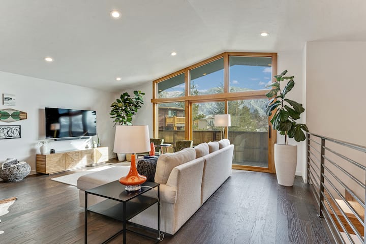 Mountain Views And Access! 4br 3.5ba - Sandy, UT
