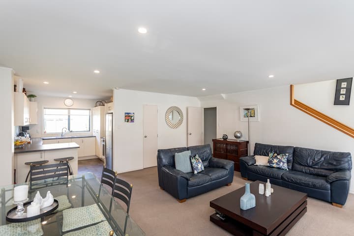 Modern Home With Easy Access To Airport, Cbd - Auckland