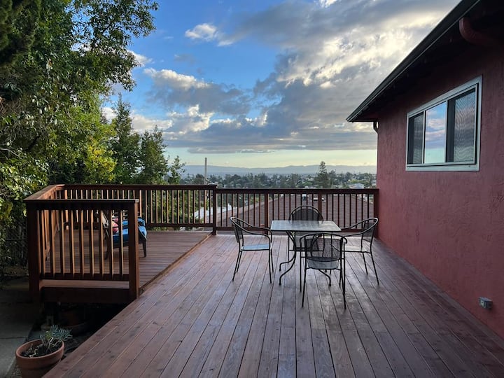 Charming 3 Br Home Near Redwood Park W/ Bay Views - Oakland, CA