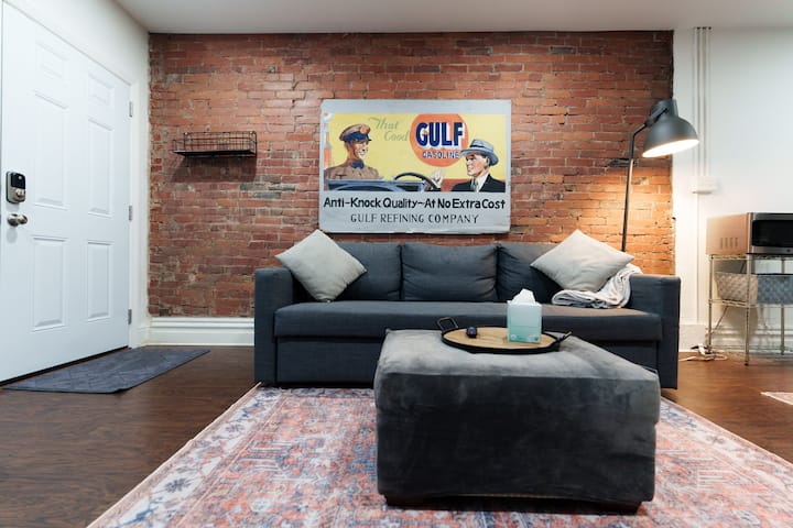 Sarah St Rowhome - 1bd|1ba - Kitchen & Laundry - 貝爾維尤