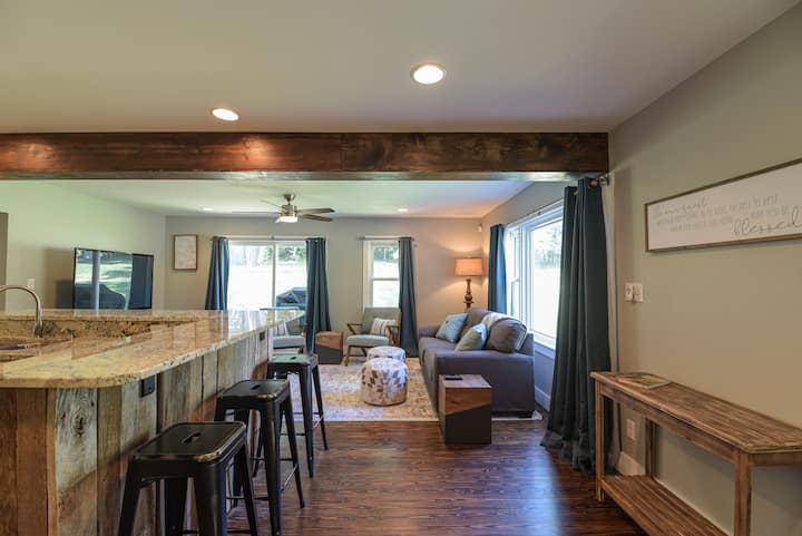 Bent Creek Getaway • Hot Tub • Trails • 3/2 - Asheville, NC