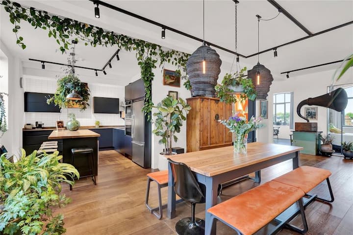 Large Warehouse Apartment - London