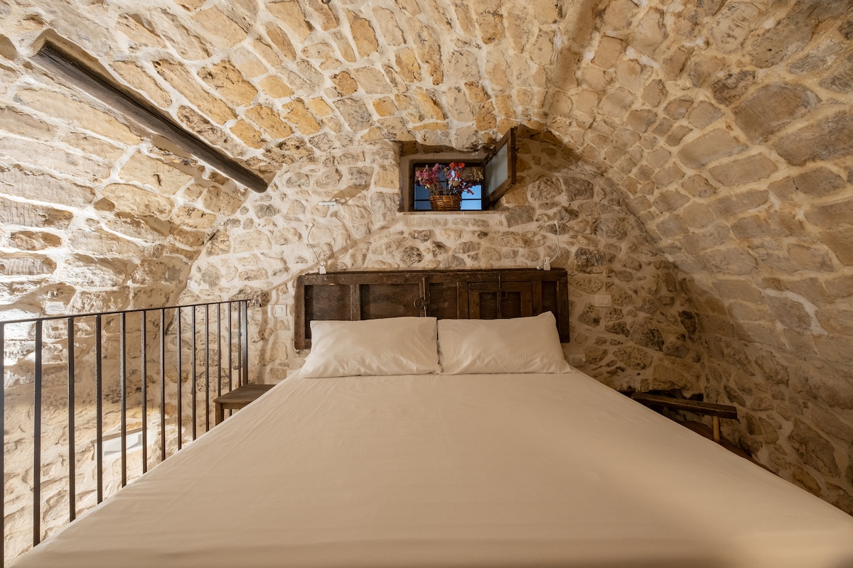 Casa degli Avi, Donna Vannuzza. Sleep in a cave - Caves for Rent in ...