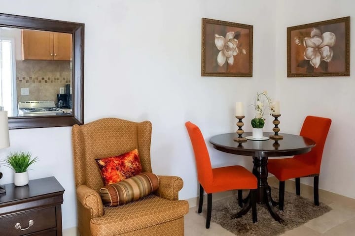 Free Parking, Walk To Restaurants & Beaches - Nassau