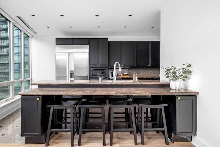 1000sqft Top Floor Apt W/ Balcony In Coal Harbour - Vancouver
