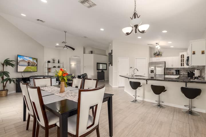 Spectacular Home! Getaway & Soak Up The Desert Sun - Phoenix, AZ
