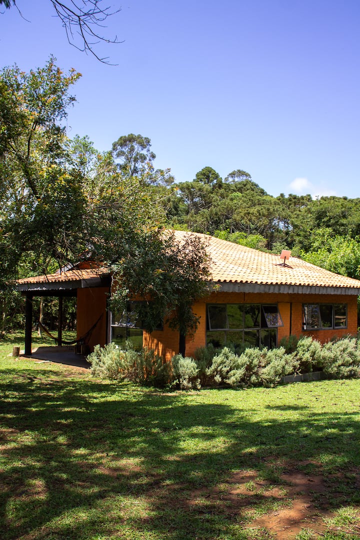 House On The Lake And Waterfall In Matiqueira - Extrema
