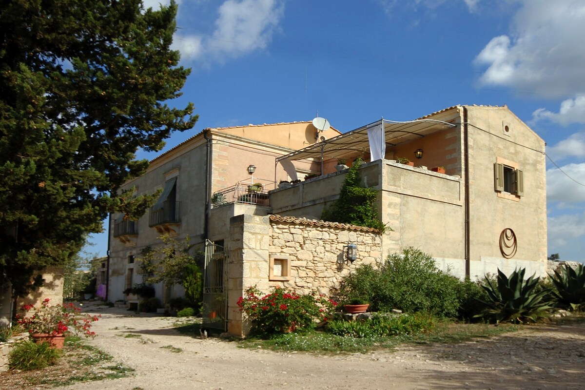 Turtle doves villa - on hills + sunset + mini pool - Houses for Rent in ...