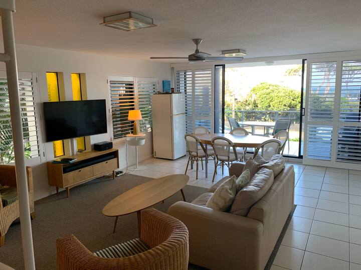 Spacious 3 Bedroom Unit Across From Beach - Maroochydore