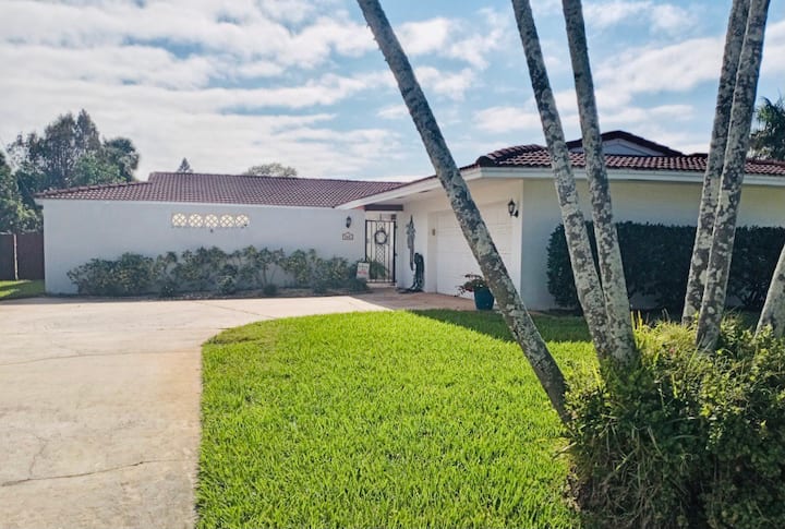 Casa Flamingo, Steps From Cocoa Beach, 3 Bedrooms - Cocoa Beach, FL