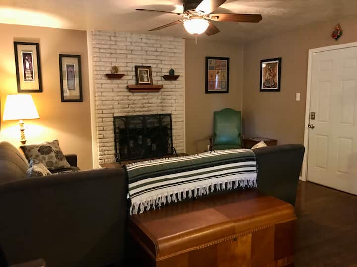 Newly Renovated & Artsy Home In The Heart Of Abq - Albuquerque, NM