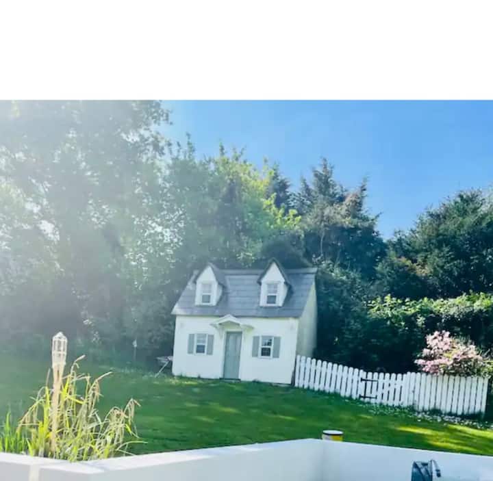 Bungalow With A Swim-spa And American Playhouse - Hastings