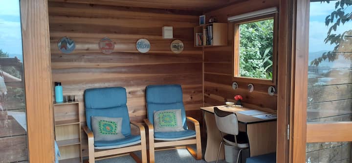 Cabin In Bush Setting On City Fringe - Wellington