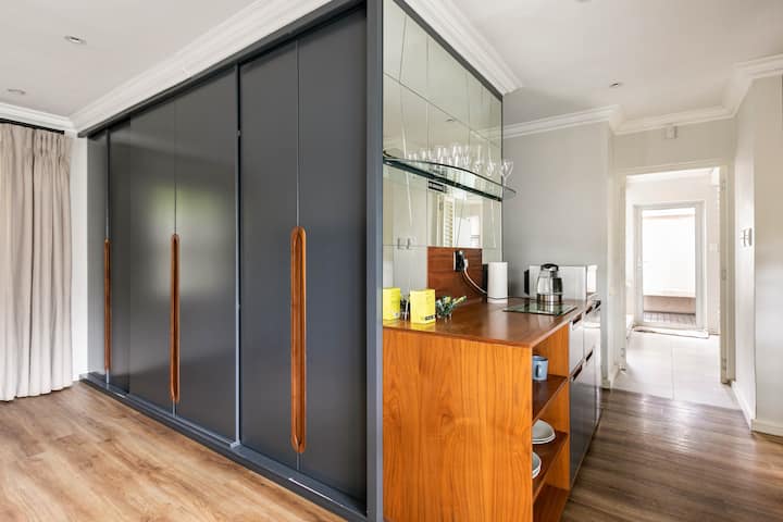 Stylish Studio Apartment In Parktown North - Johannesburg