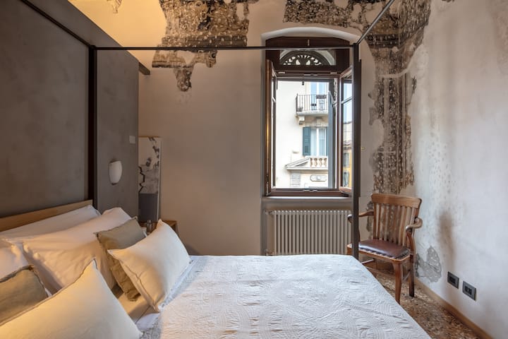 Elegant With Frescoes  And Balcony - Verona