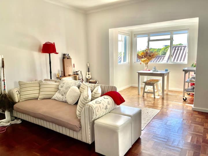 Gorgeous Apt, Double Bedroom/balcony/sea Views - Le Cap