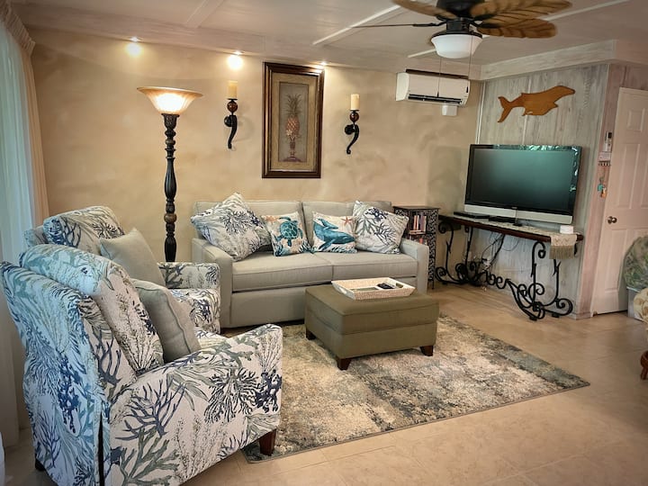 Unique Artist Condo Home Steps From The Ocean - Maui, HI